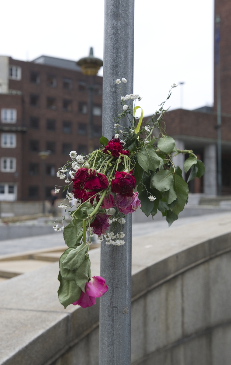 "Sorg i det offentlige rom". Blomster bundet til en stolpe utenfor Oslo ...