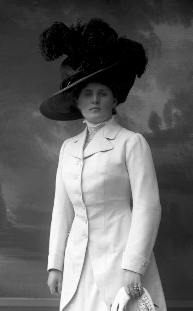 Portrett, Magdalene Elenore Lorange (1878-1962), gift med Mads Wiel ...
