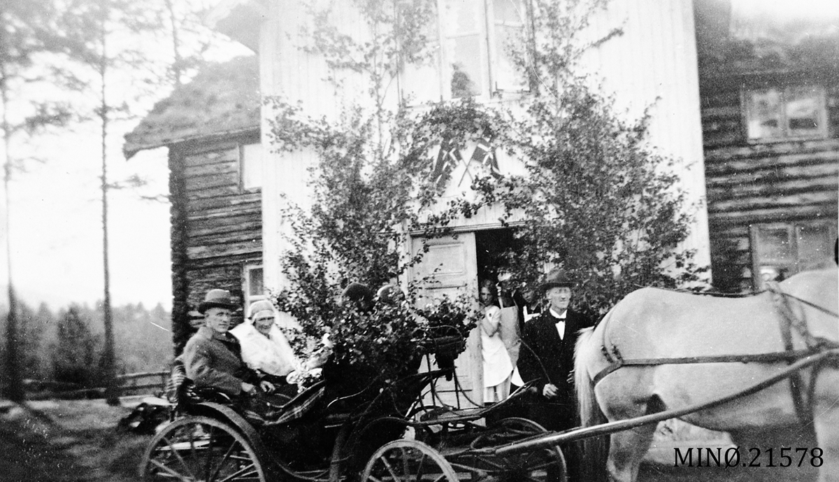 Brudepar i hest og vogn - Anno Musea i Nord-Østerdalen / DigitaltMuseum