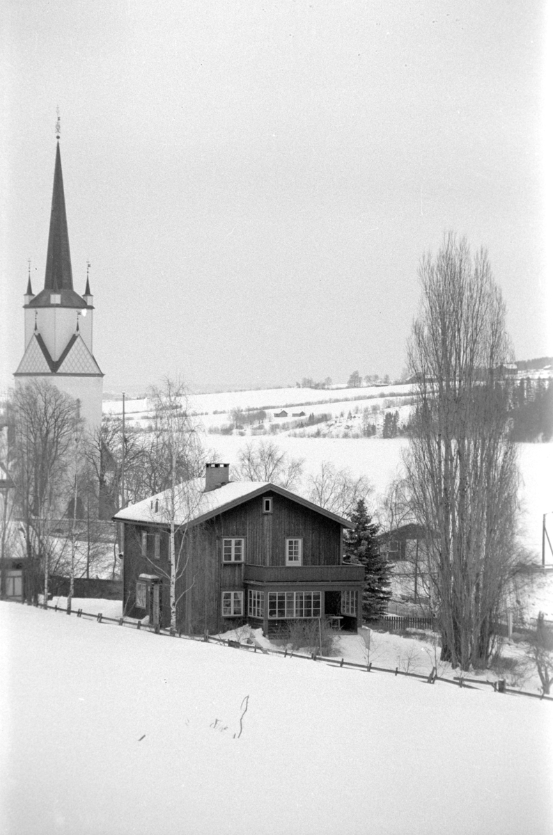Nes Hedmark. Tingnes. Nes kirke. Bolighus, Ullinseik i forgrunn ...