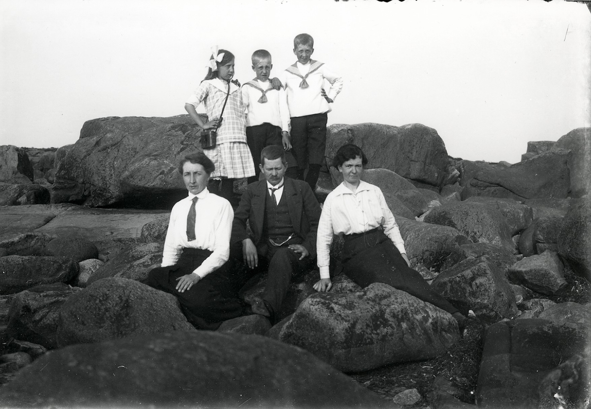 Familjen Persson samt Elice. Foto: Repro av glasplåt (gåva av dottern ...