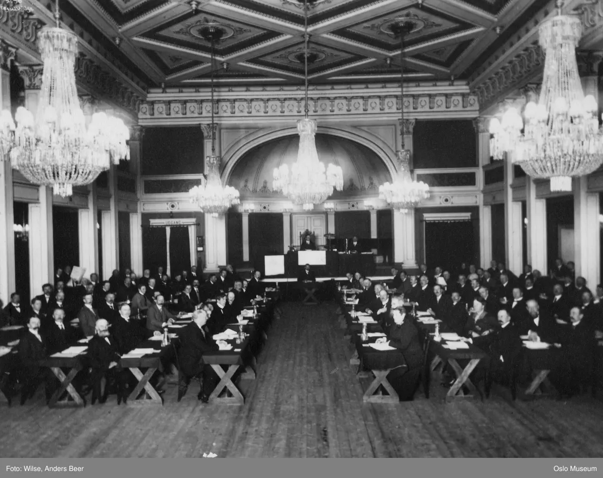 Bystyremøte i Den gamle logen. - Oslo Museum / DigitaltMuseum