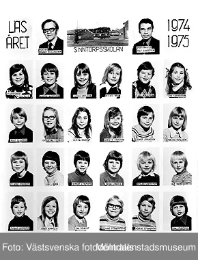 En bildkarta med skolfoton på klass 3I i Sinntorpsskolan, läsåret 1974/ ...