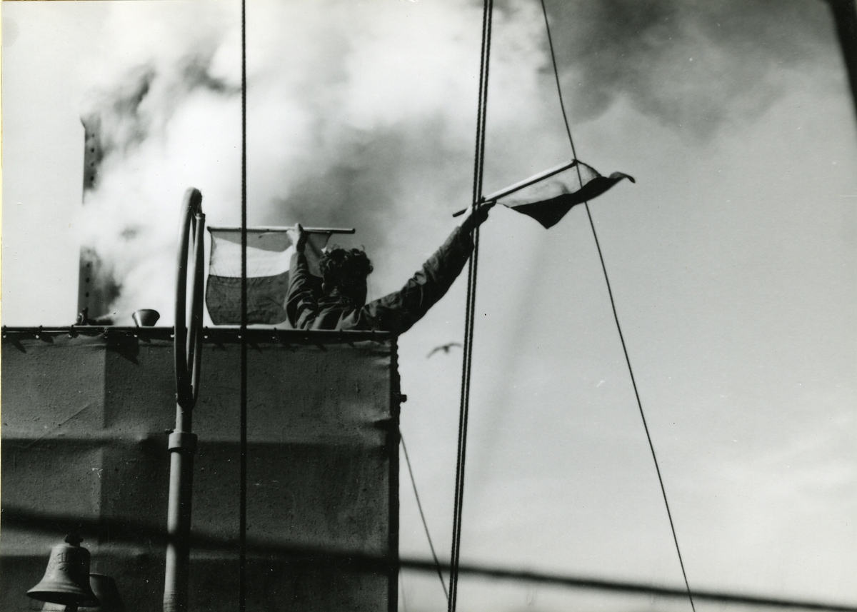 Göteborgs Örlogsdepå. H.M. Hjvb 384:s resa. Signalmeddelande avges från ...