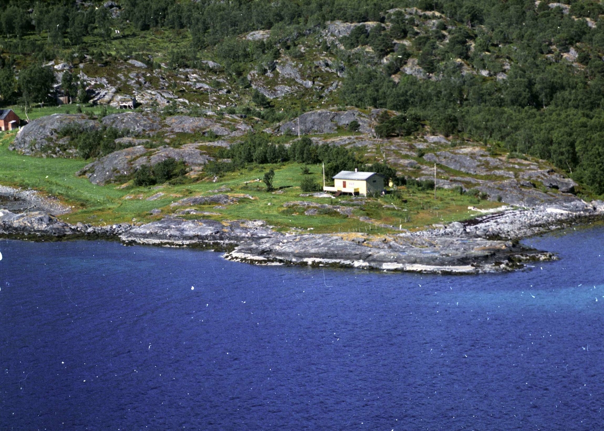 Flyfoto av en hytte ved havet, et sted i Harstad. - Sør-Troms Museum ...