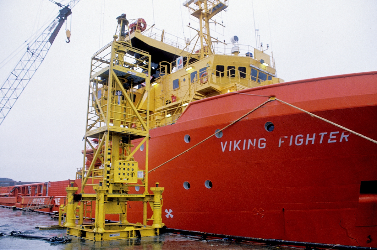 Supplybåten "Viking Fighter" til kai ved forsyningsbasen i Dusavik ...