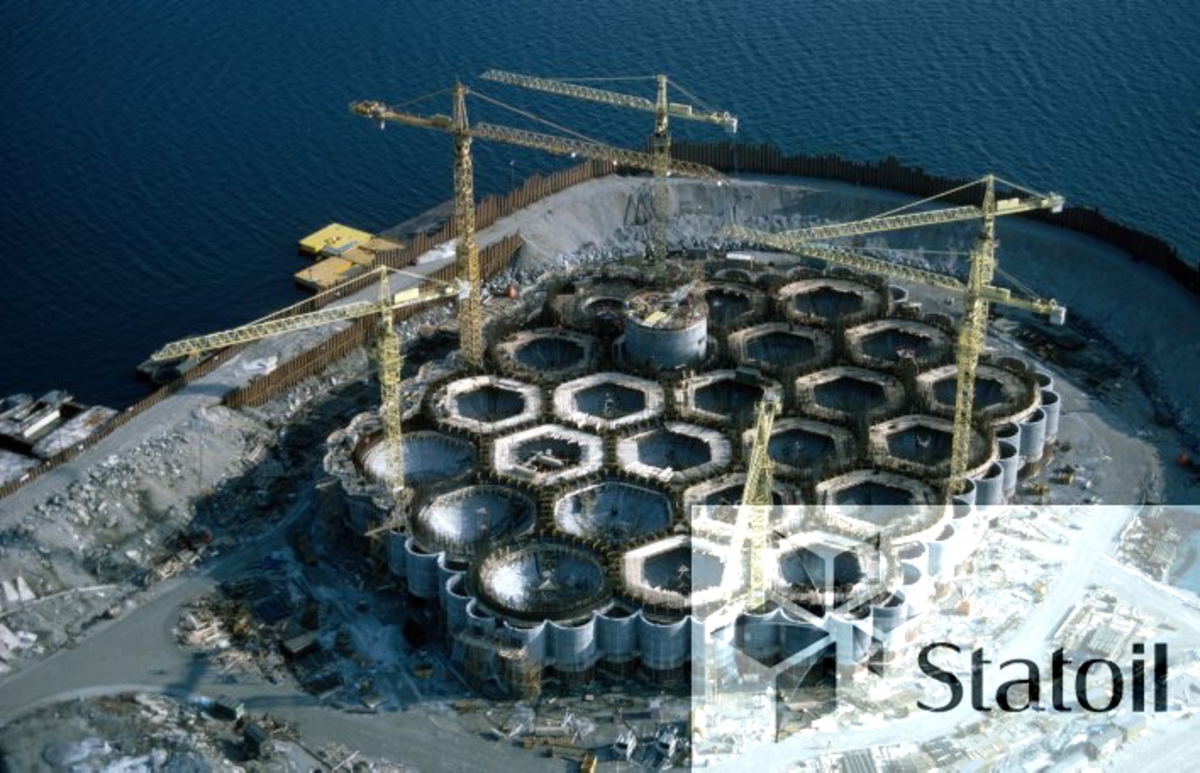 Betongunderstellet til Statfjord C er under bygging i tørrdokken til ...