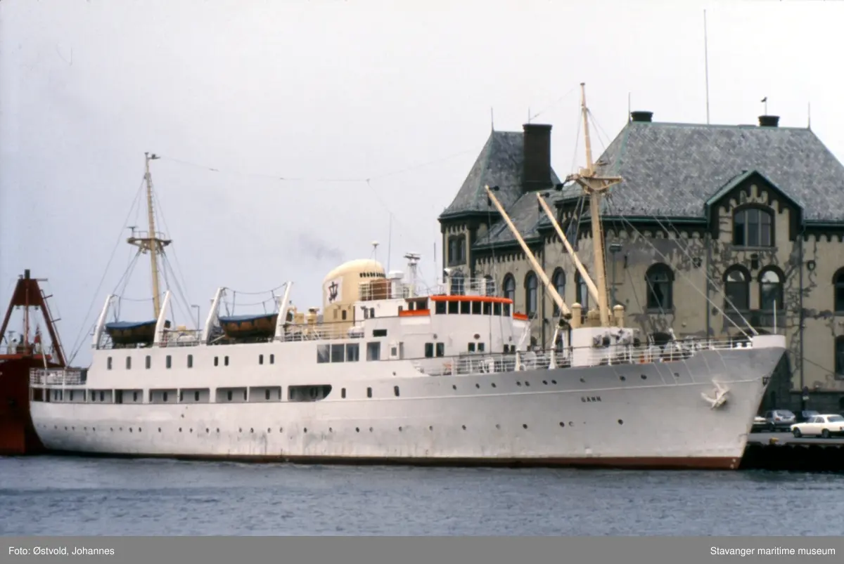 Skoleskipet MS "Gann" (ex MS "Sandnes"), til kais ved Tollboden, Vågen ...