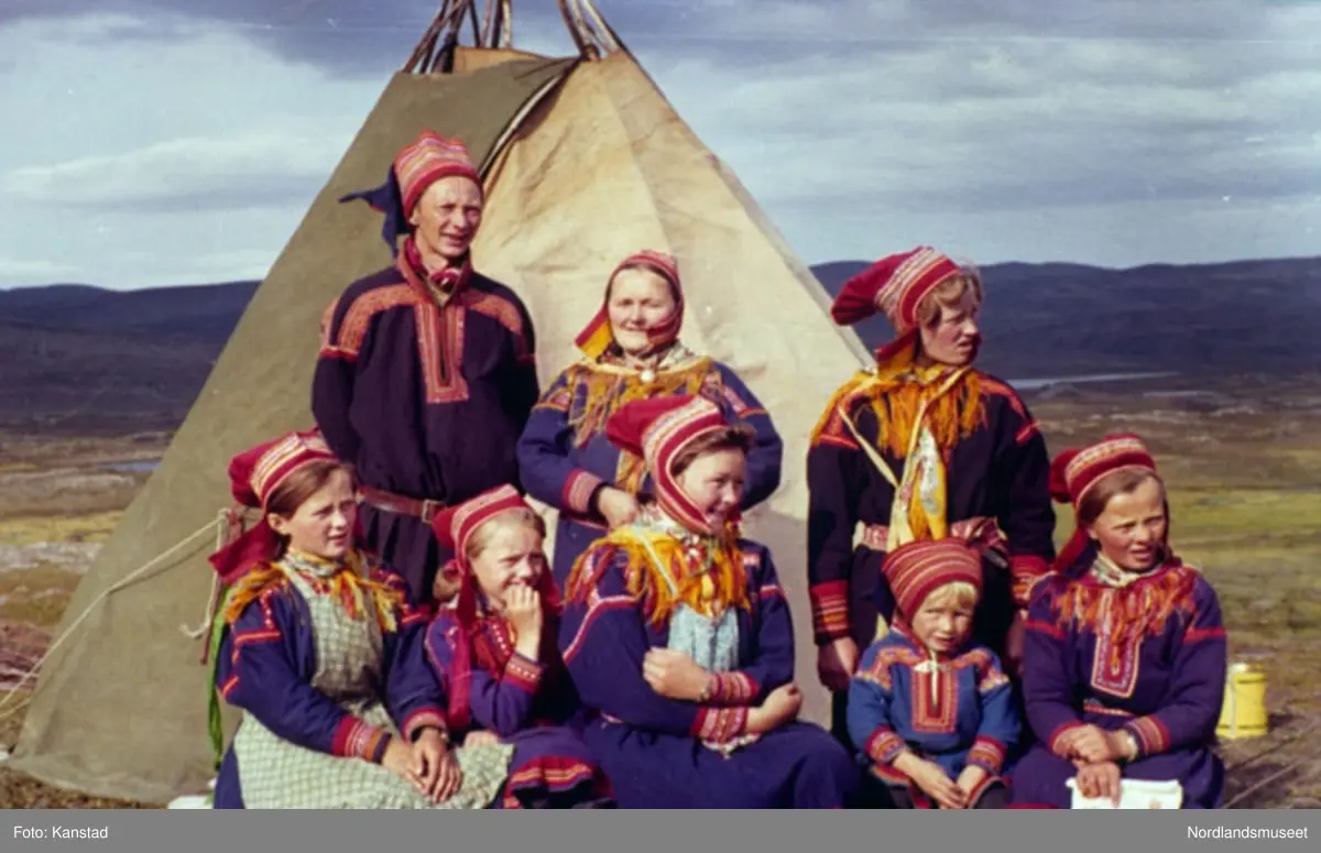 Gruppebilde. Samer, drakt; lavvo - Nordlandsmuseet / DigitaltMuseum