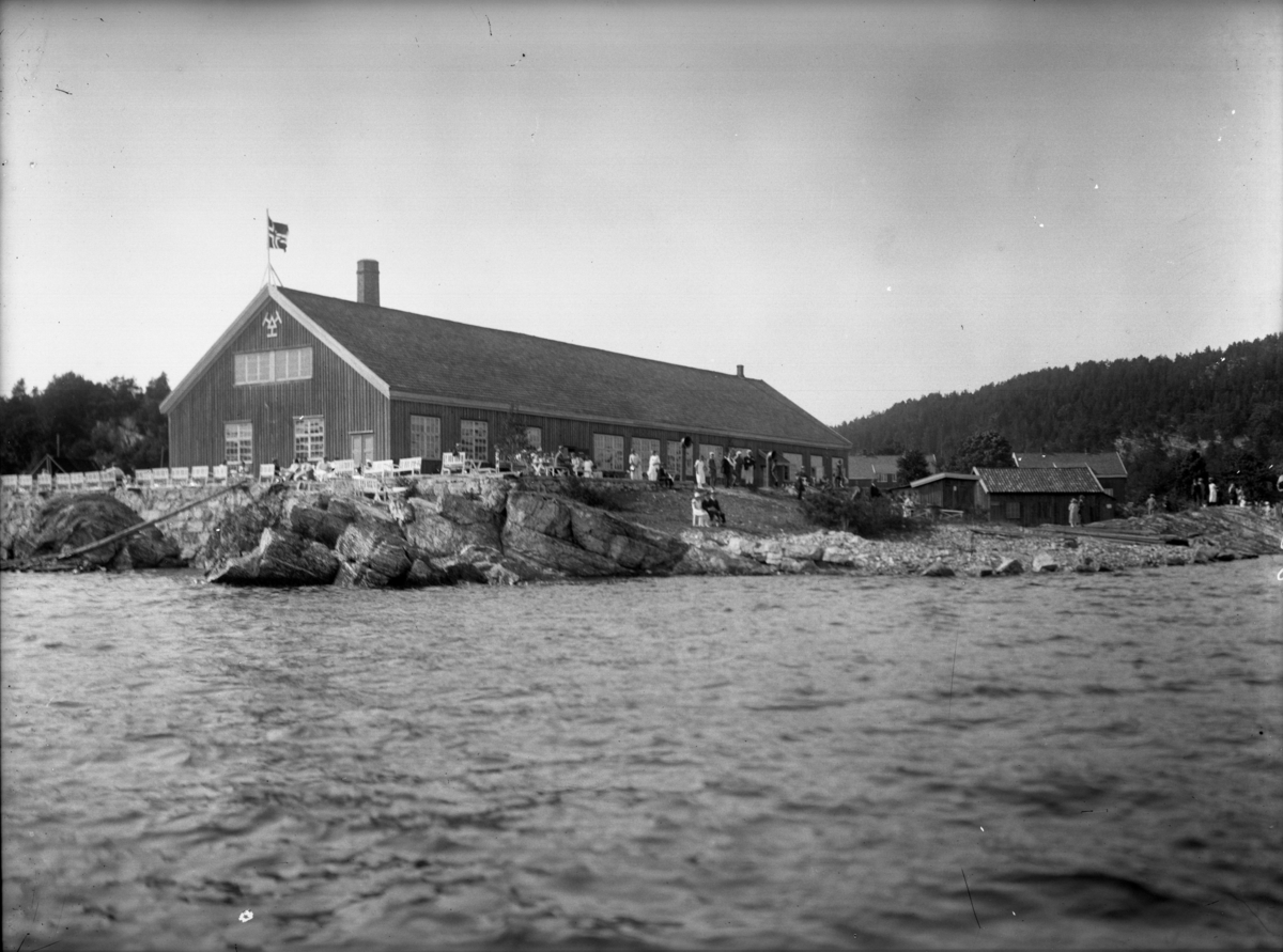 Mennesker ved vannet. heistad bad (ant.) - Telemark Museum / DigitaltMuseum