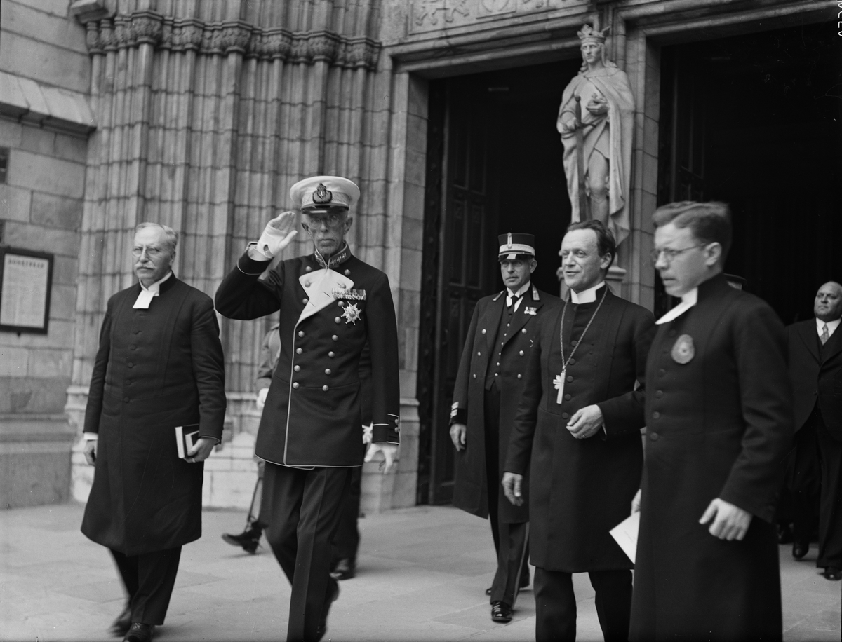 Ärkebiskop Erling Eidem och kung Gustav V utanför Uppsala domkyrka 1935 ...