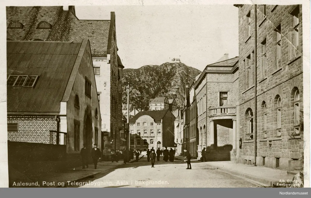 Aalesund, Post og Telegrafbygning. Asla i bakgrunden. - Nordlandsmuseet ...