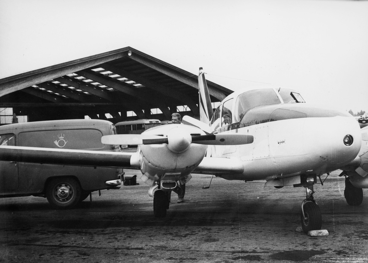 transport, fly, Piper Aztec LN-KAB, eksteriør, på bakken, postbil ...