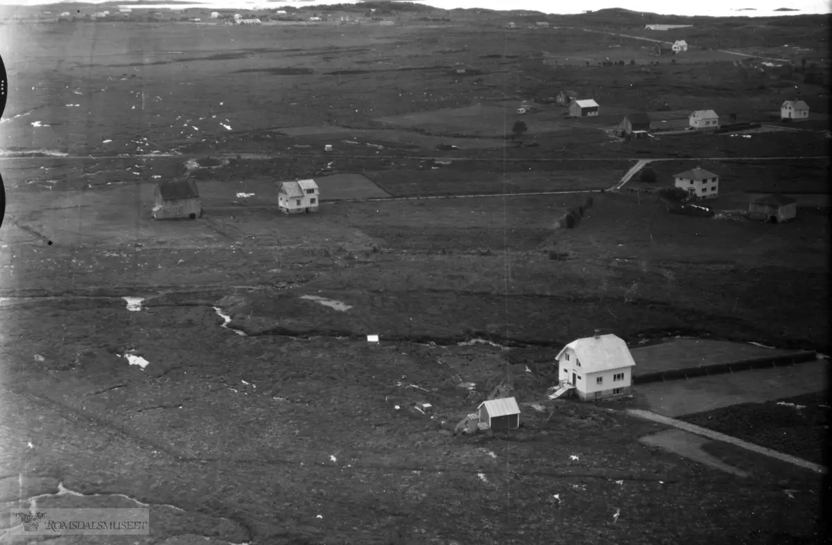 Femst på bilde "Solvang" huset til Jenny og Karstein Rød. I midten fra ...