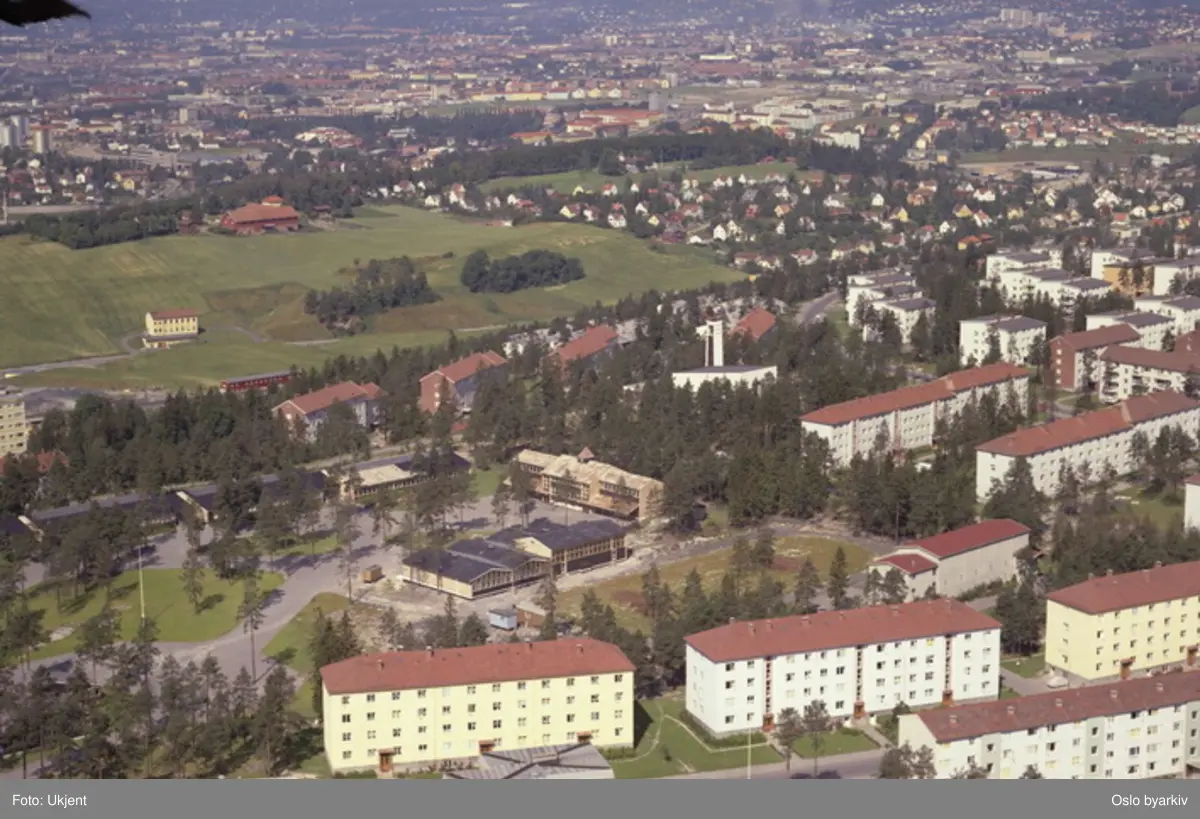 Vetlandsveien i front. Oppsal kirke til høyre for Oppsal skole. Godlia ...