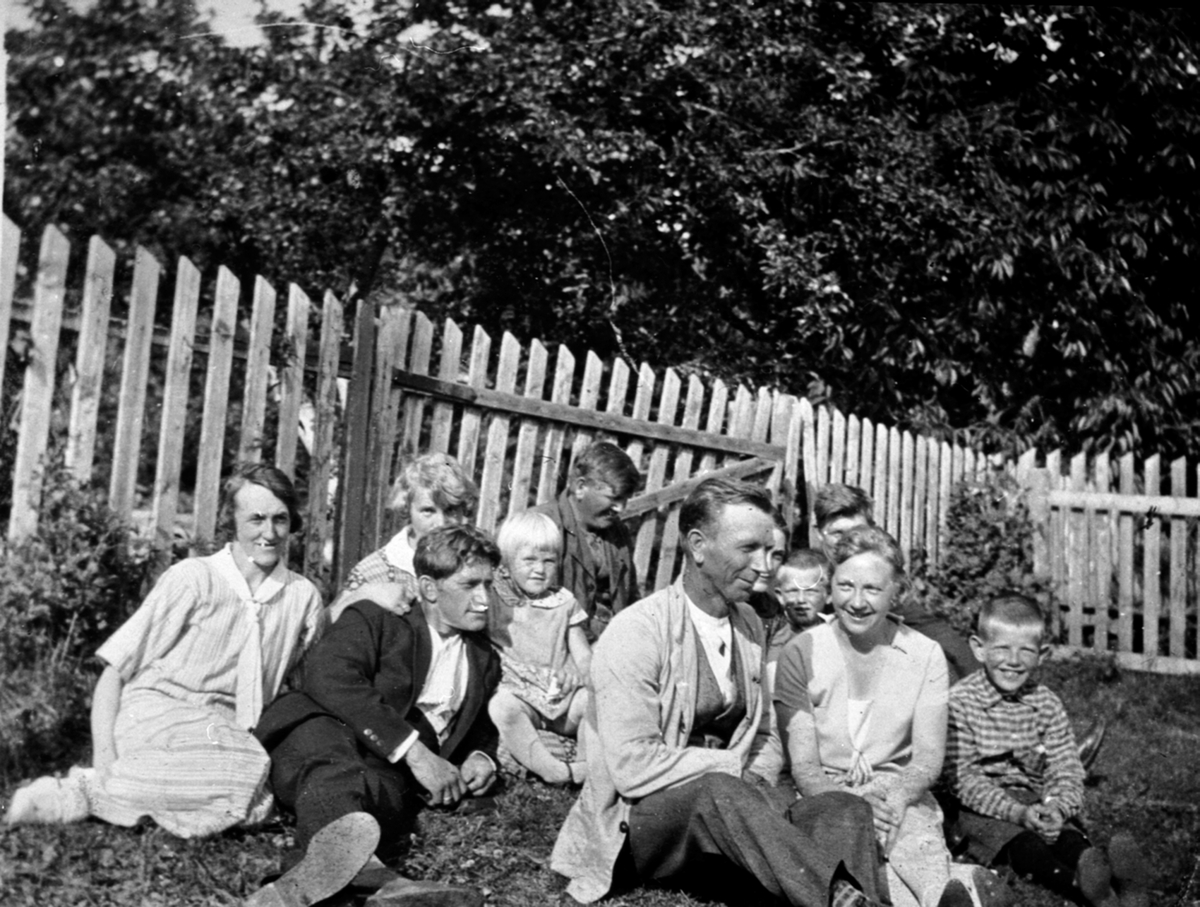 Gruppe personer på Røste, Helgøya. Fra venstre er Anna Knutsen, Lars ...