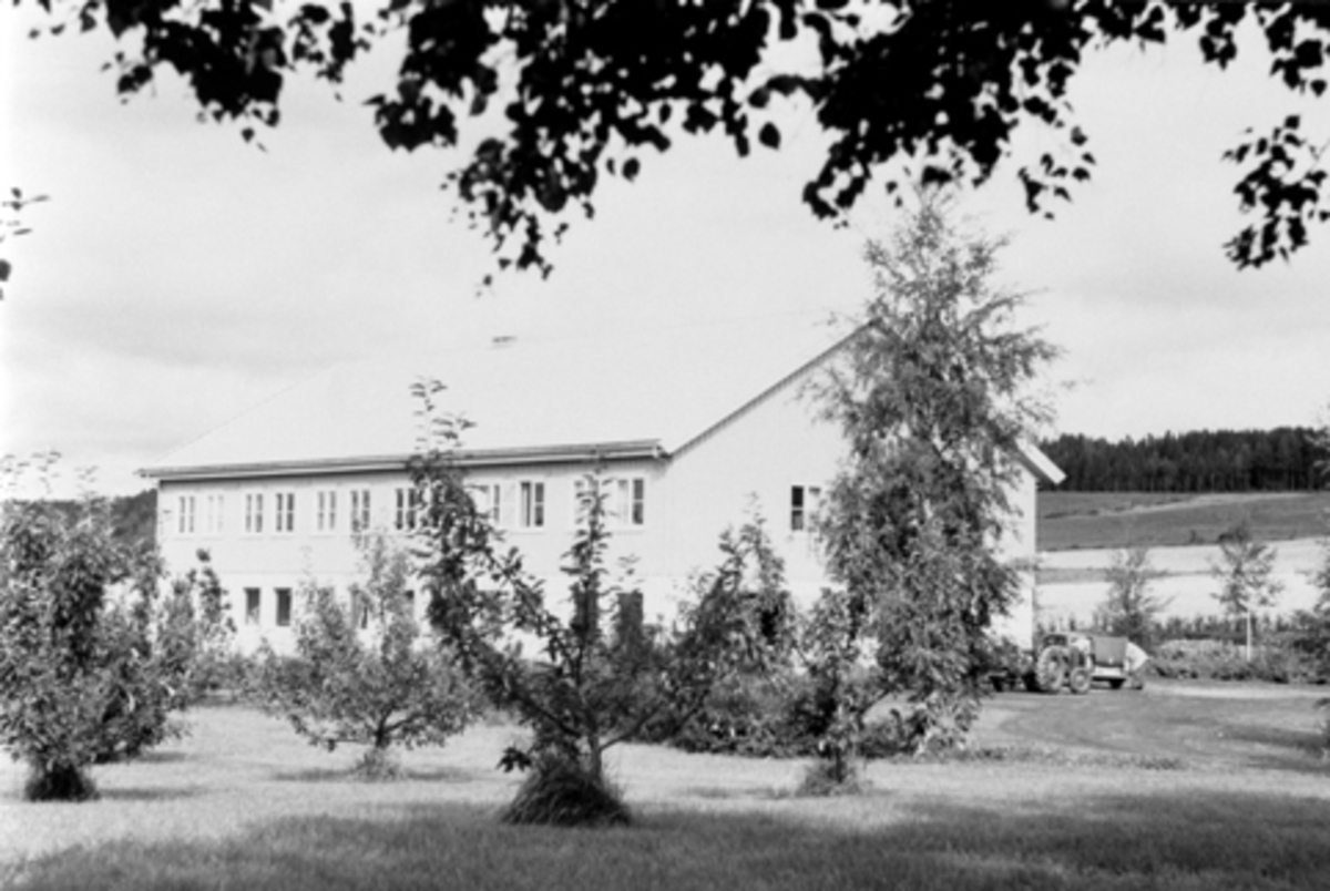 Kise forsøksgård for fruktdyrking, Nes, Ringsaker. Den eldste bygningen ...