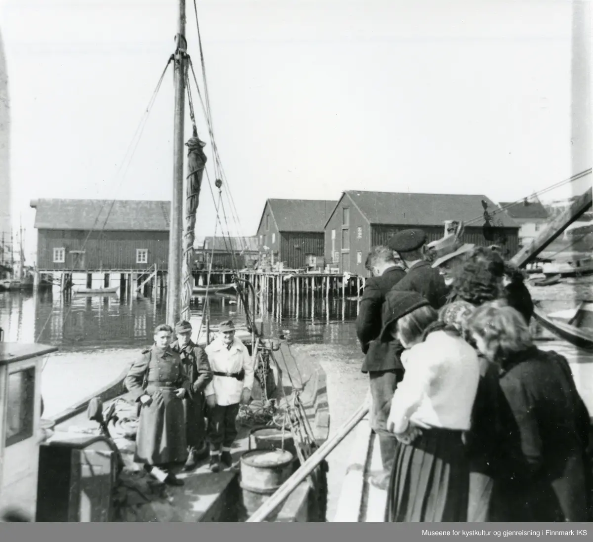 3 ukjente soldater i en båt og mennesker på kaien i Mehamn, Gamvik ...