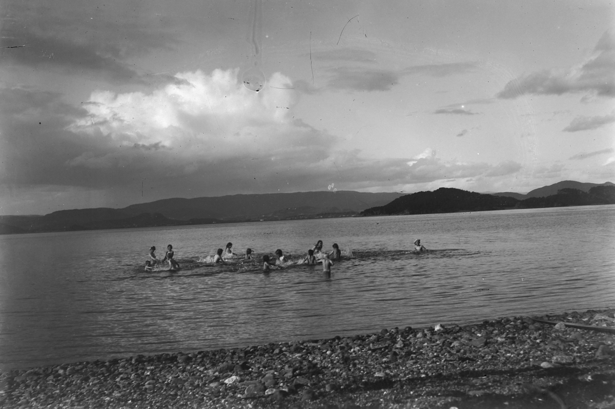 Badende barn - Sverresborg Trøndelag Folkemuseum / DigitaltMuseum