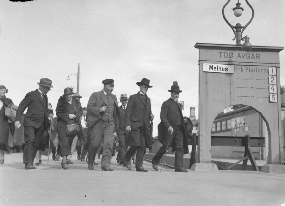Den svenske erkebiskop Erling Eidem og hans kone Elisabeth ankommer ...