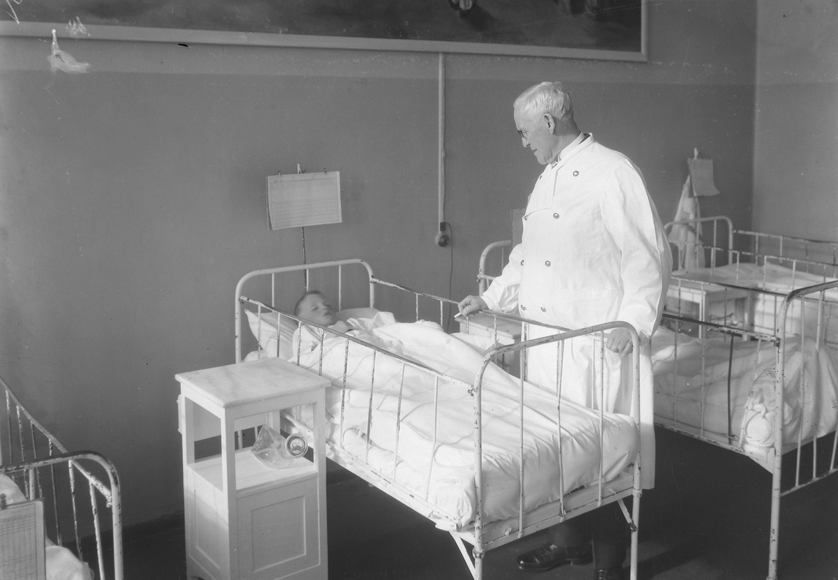 Overlege Alexander Martinus Holst på en siste sykevisitt før sin ...