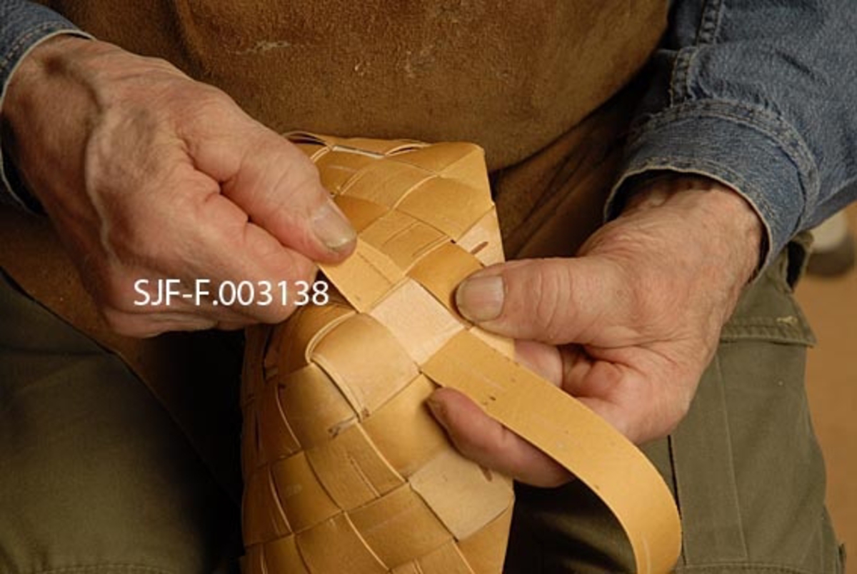 Trygve Løvseth skal flette en neverkurv med såkalt skråflettings ...