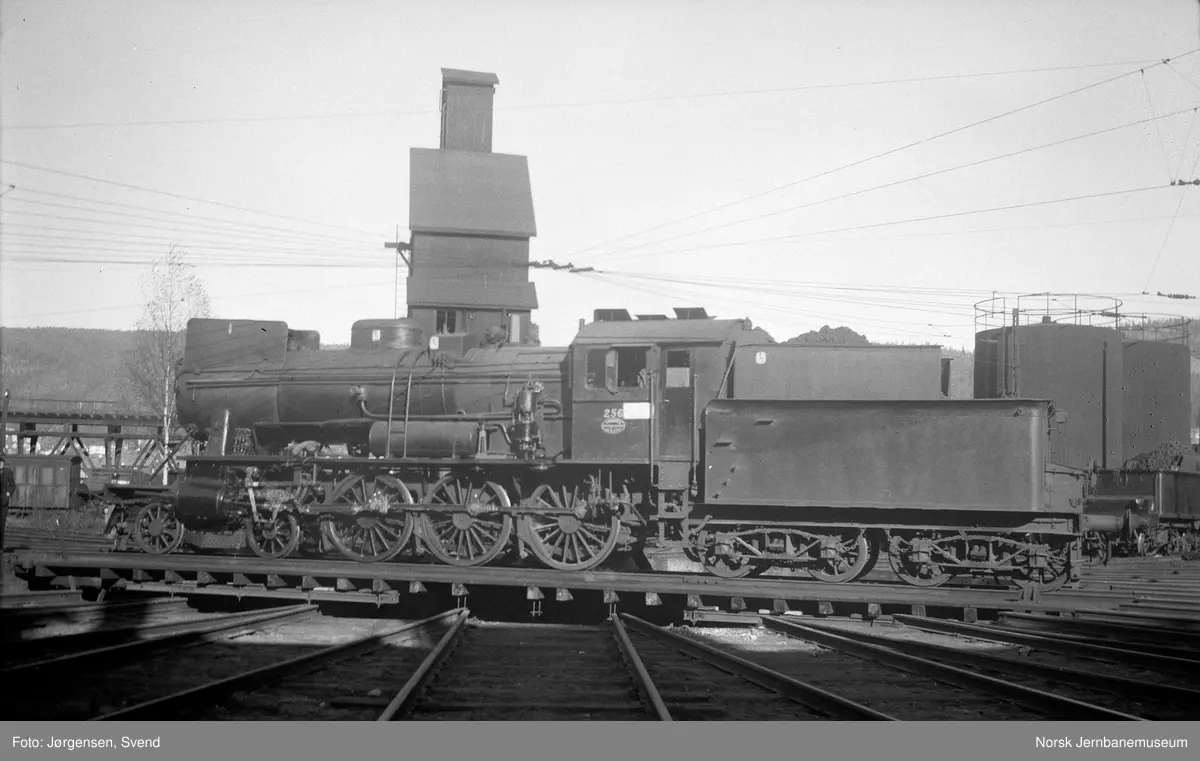 NSB damplokomotiv type 30a nr. 256 på svingskiva på Sundland - Norsk ...
