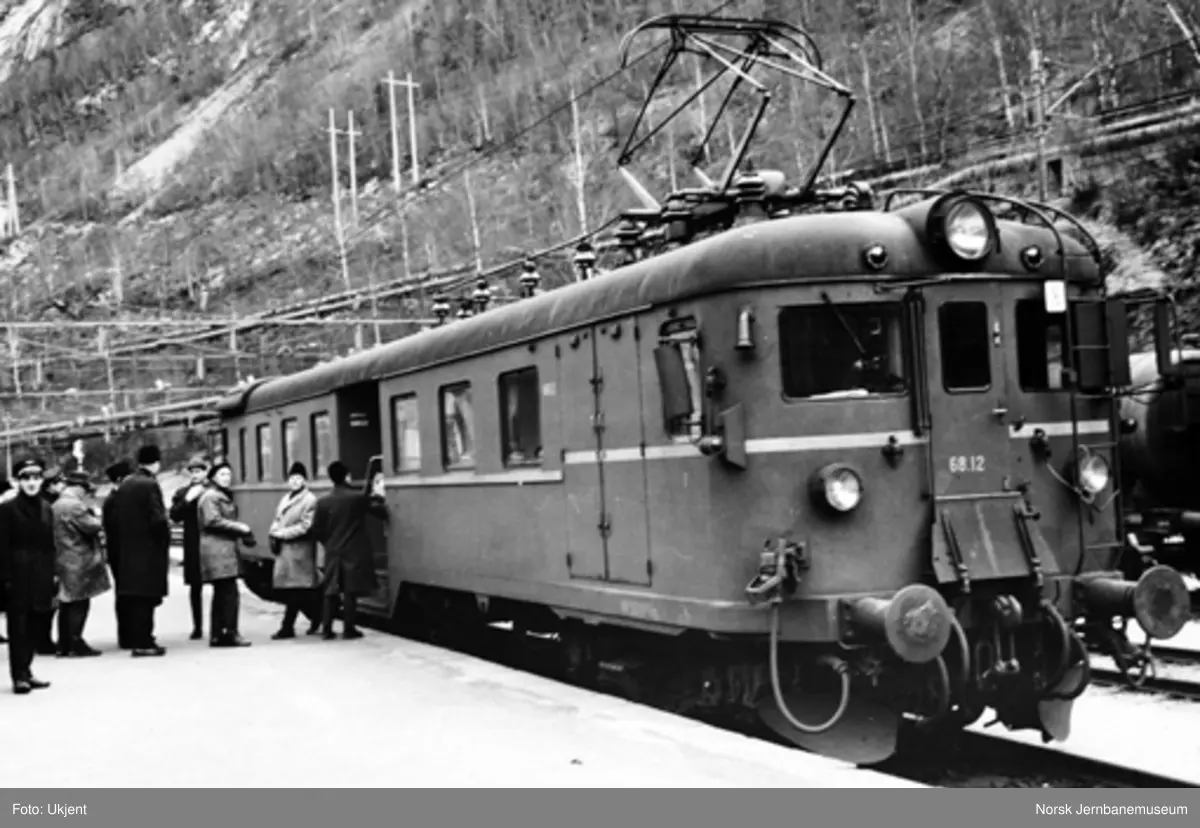 NSB motorvogn litra Bmeo nr. 68 12 på Rjukan stasjon under prøving på ...