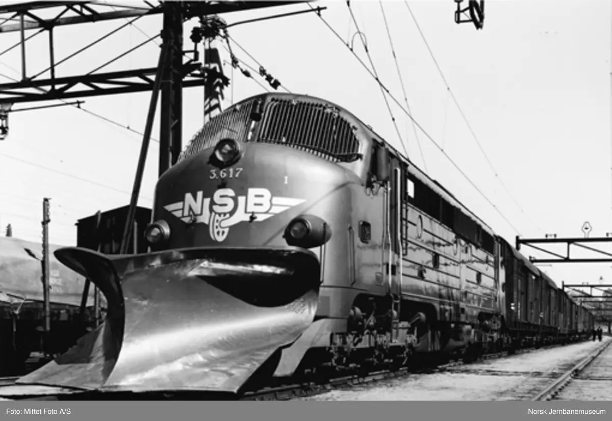 NSB diesellokomotiv type Di 3 nr. 617 med godstog - Norsk ...
