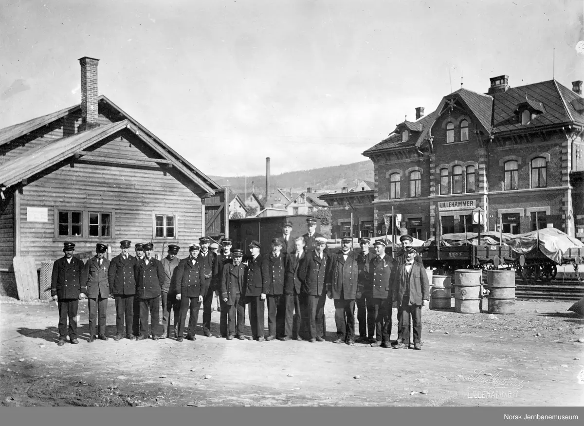 Lillehammer stasjon : gruppebilde med stasjonsmester Niels Peter ...