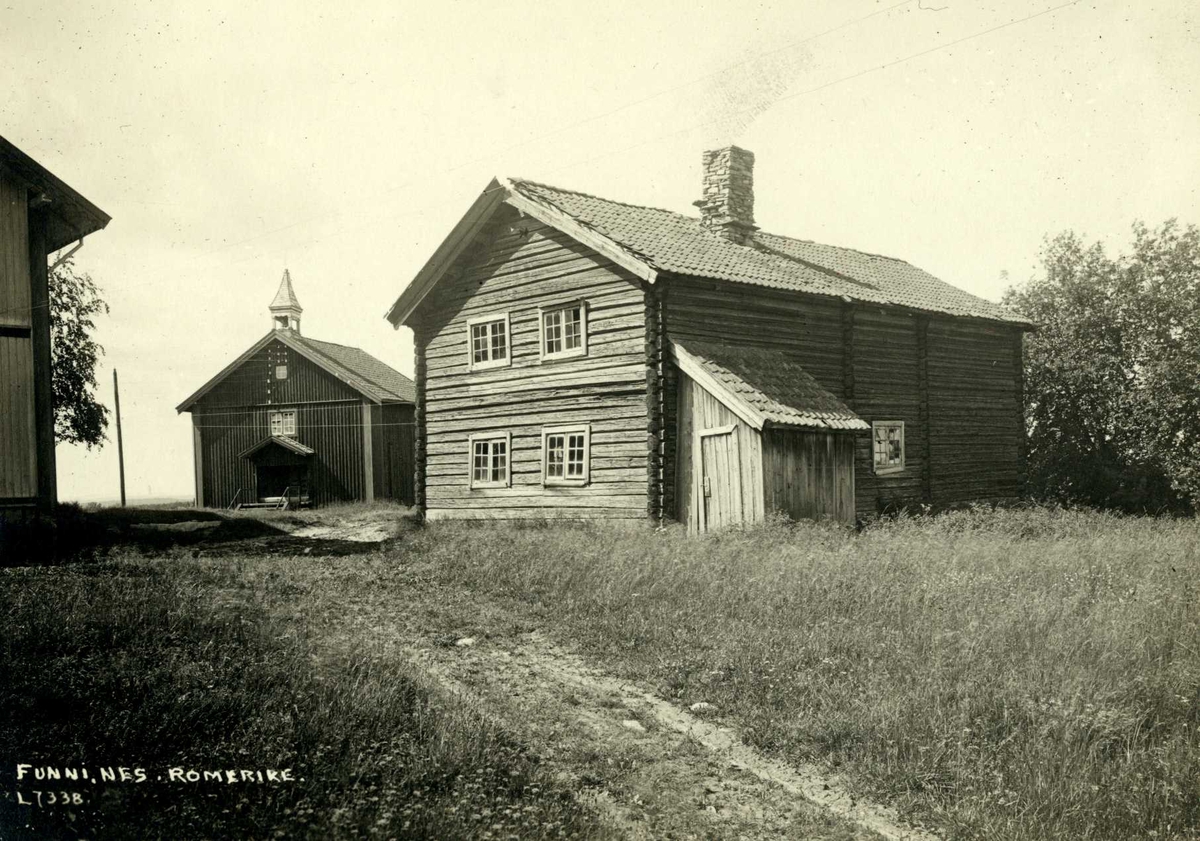 Funni, Øvre Romerike, Nes, Akershus. Gammelt våningshus i tømmer, litt ...