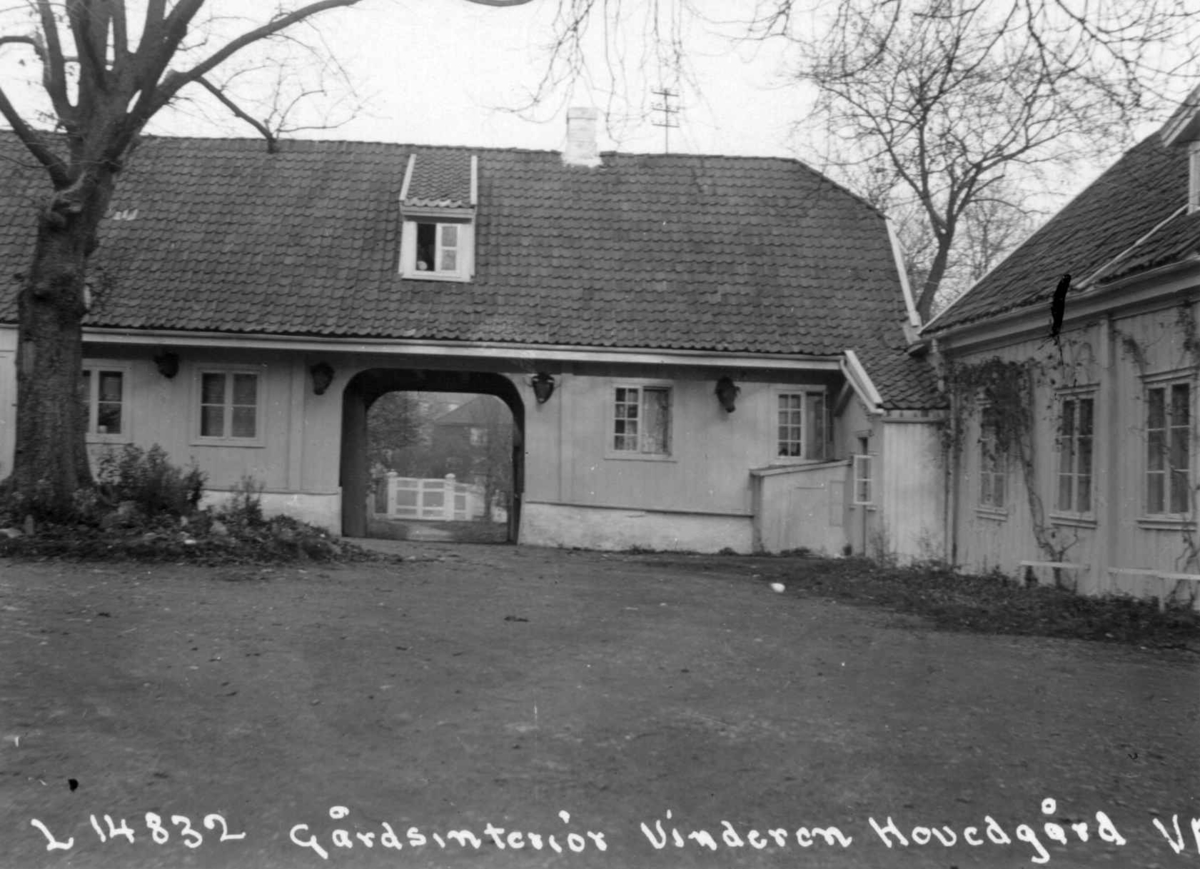 Hovedbygningen, sidebygningen og tunet på Vinderen Hovedgård, Vestre ...
