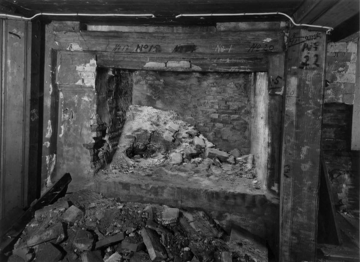 Rødfyllgata 20, Oslo 1954. Interiør, peis under riving. - Norsk ...